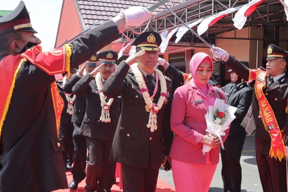 PELEPASAN WISUDA PURNA BHAKTI TAHUN 2023 & 2024 POLRES BANJAR