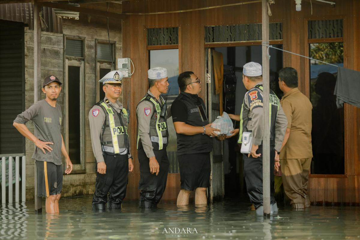 *Kolaborasi Satlantas Polres Banjar dan Komunitas EBR Berikan Bantuan Sembako kepada Korban ...