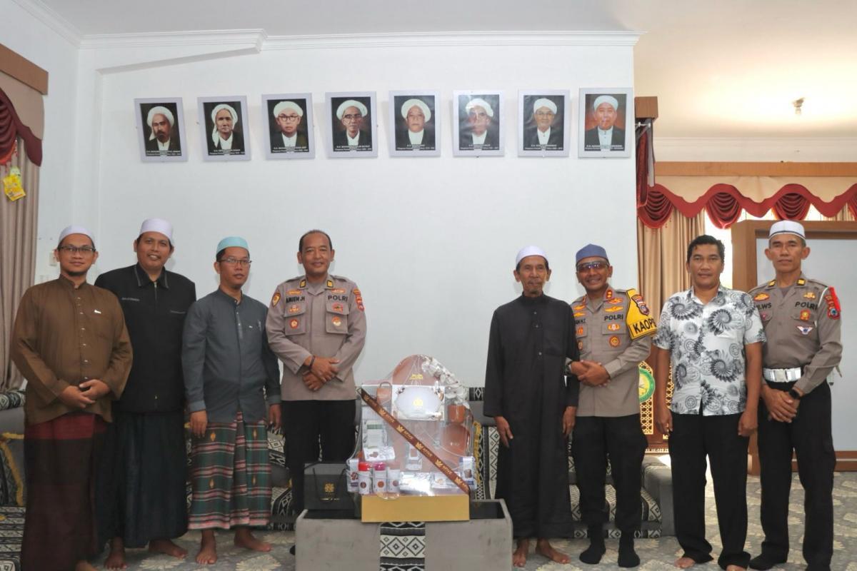 Kapolres Banjar Serahkan Bingkisan Lebaran di Ponpes Darussalam Martapura